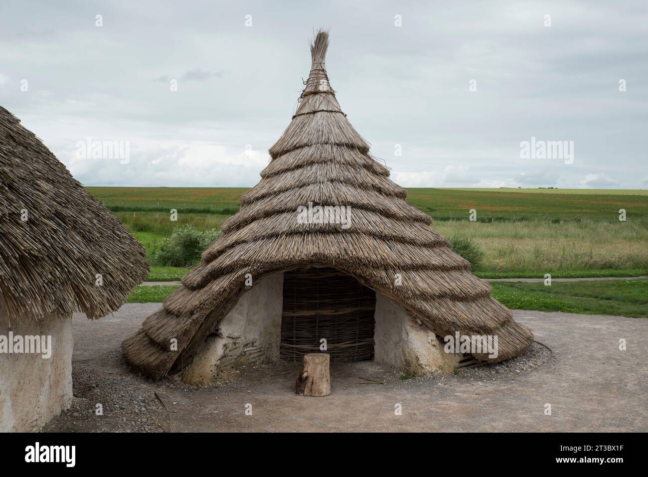 Replica Neolithic houses next to Stonehenge Stock Photo - Alamy