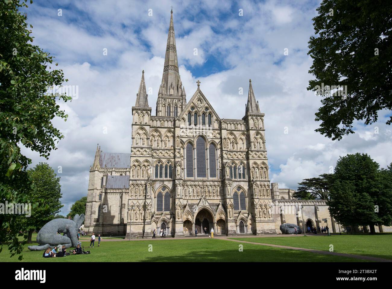 Salisbury Cathedral with a Sophie Ryder hare sculpture in the ...
