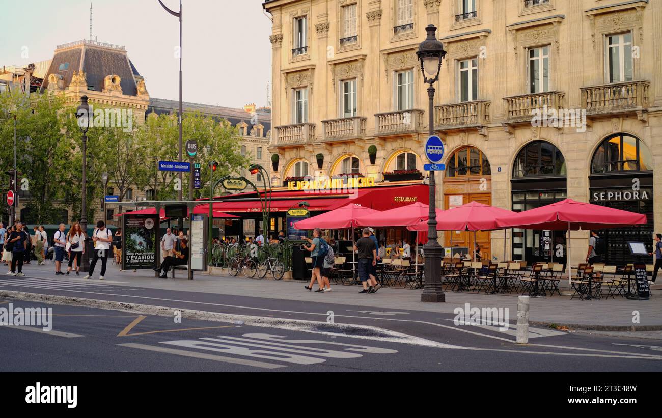 The small street cafes and restaurants in Paris Saint Germain - CITY OF ...