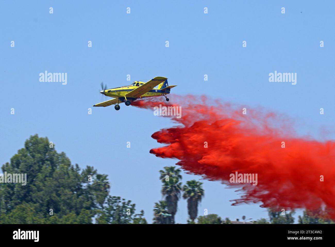 Israeli Police AT-802 on a training mission spreading flame retardant ...
