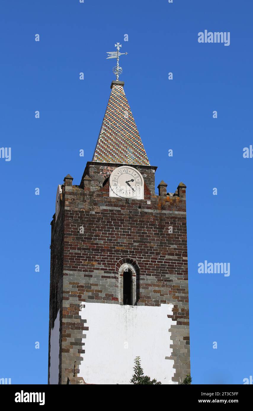 Clock tower rooftop vane building hi-res stock photography and images ...