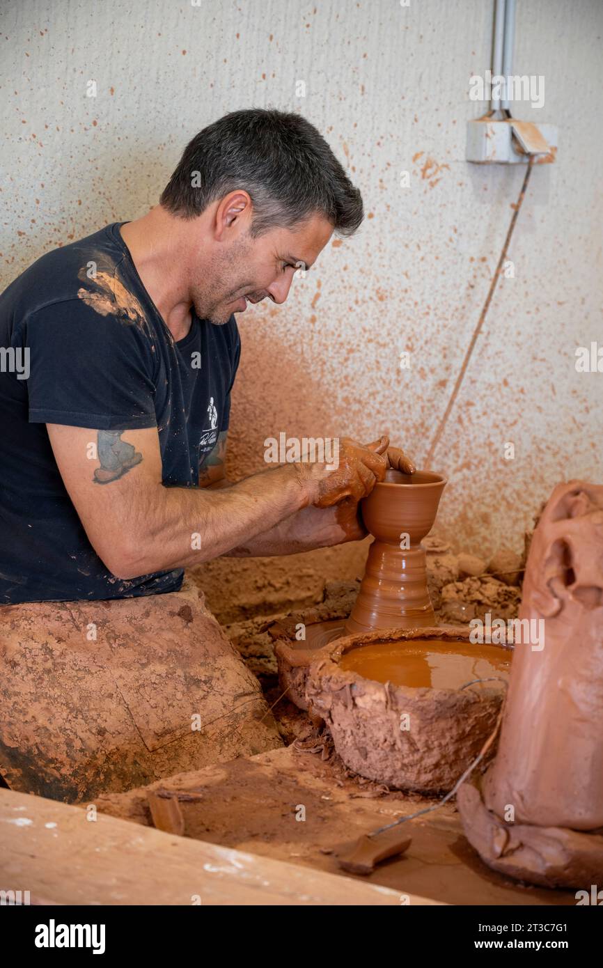 Olaria O Patalim, Patalim Pottery Factory, Rui Patalim, master potter ...