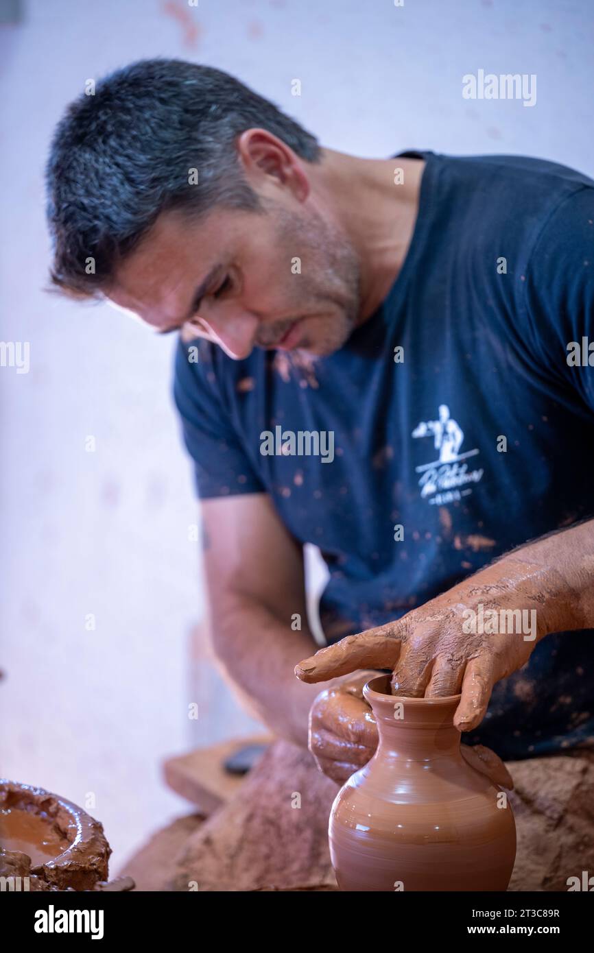 Olaria O Patalim, Patalim Pottery Factory, Rui Patalim, master potter ...