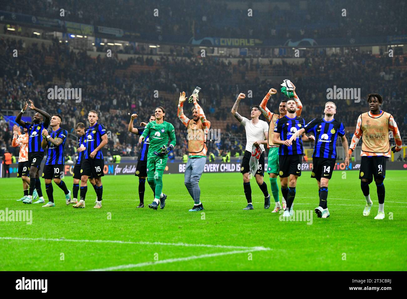 Milano, Italy. 24th Oct, 2023. The players of Inter seen celebrate the ...