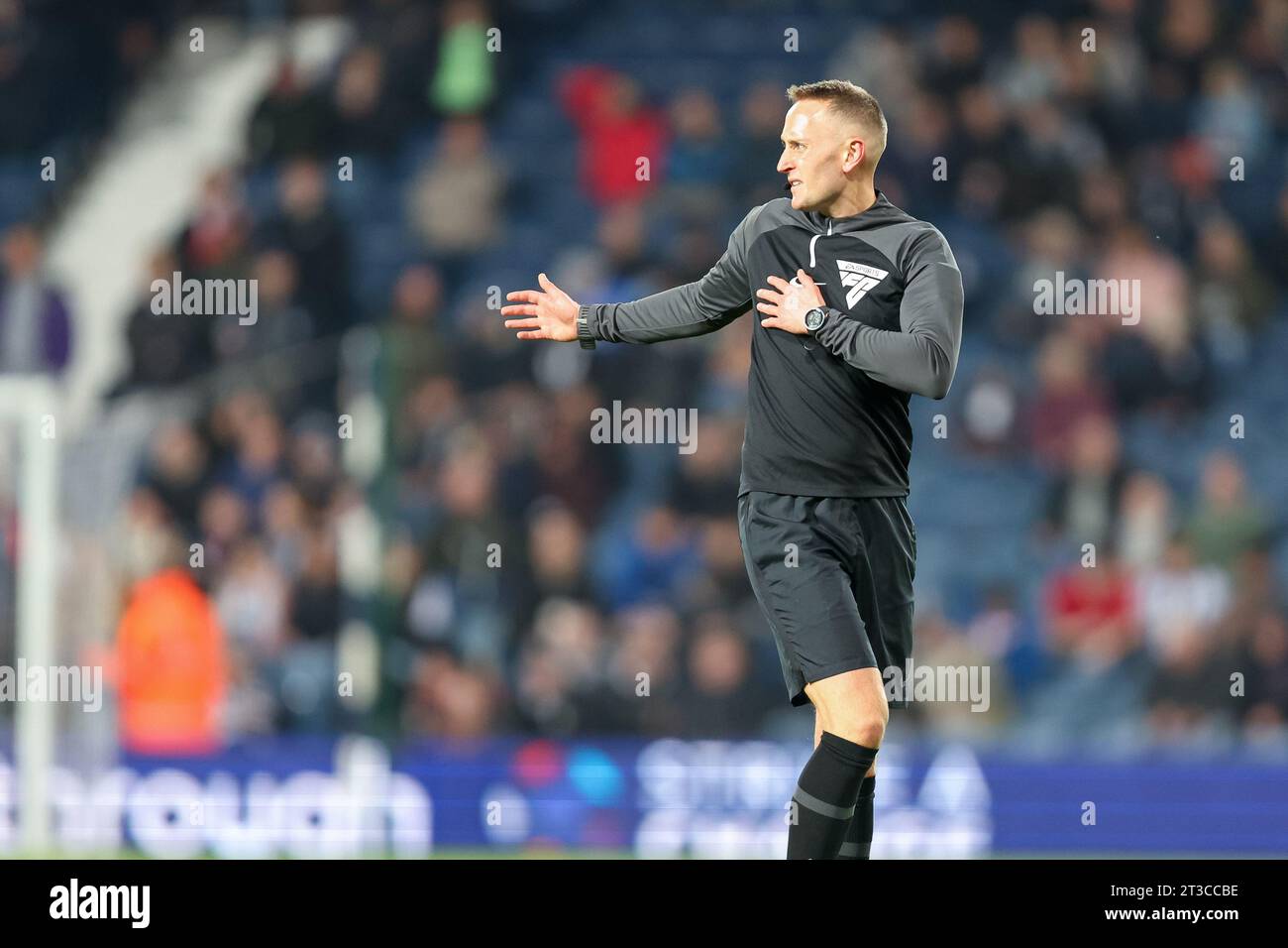 Match referee james bell hi-res stock photography and images - Alamy