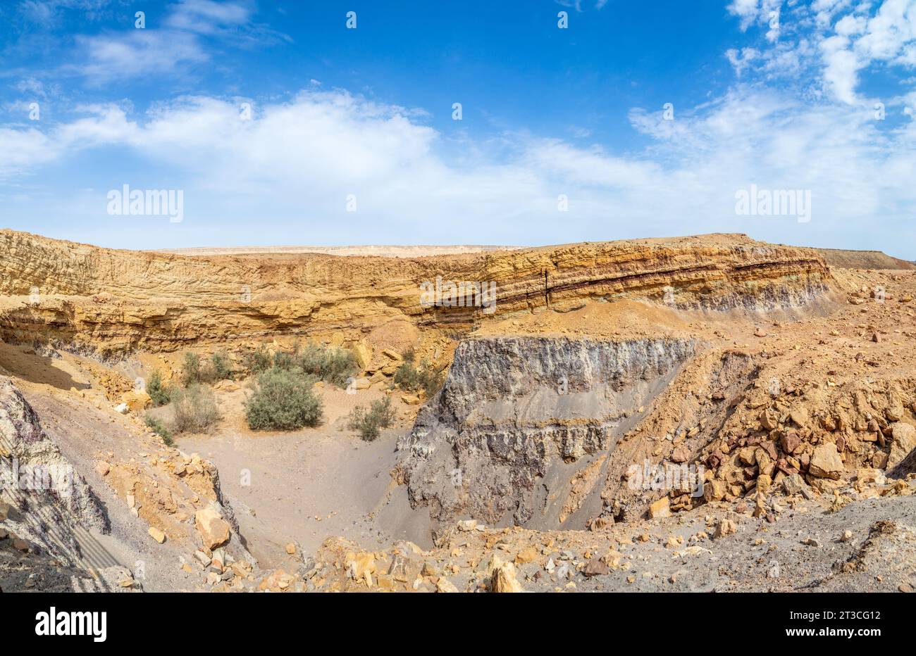 Old quarries in Makhtesh Ramon, erosion crater landscape panorama ...