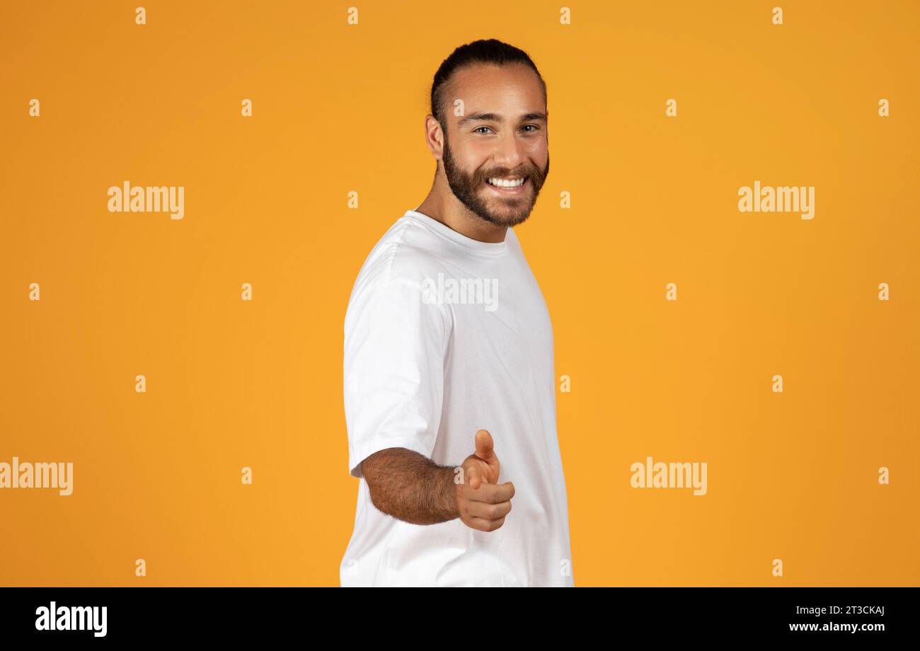 Smiling self-assured european man, confidence, points his finger at ...