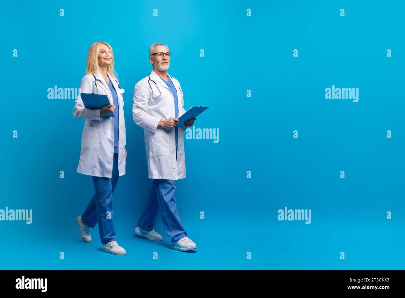 Doctors team walking hi-res stock photography and images - Alamy