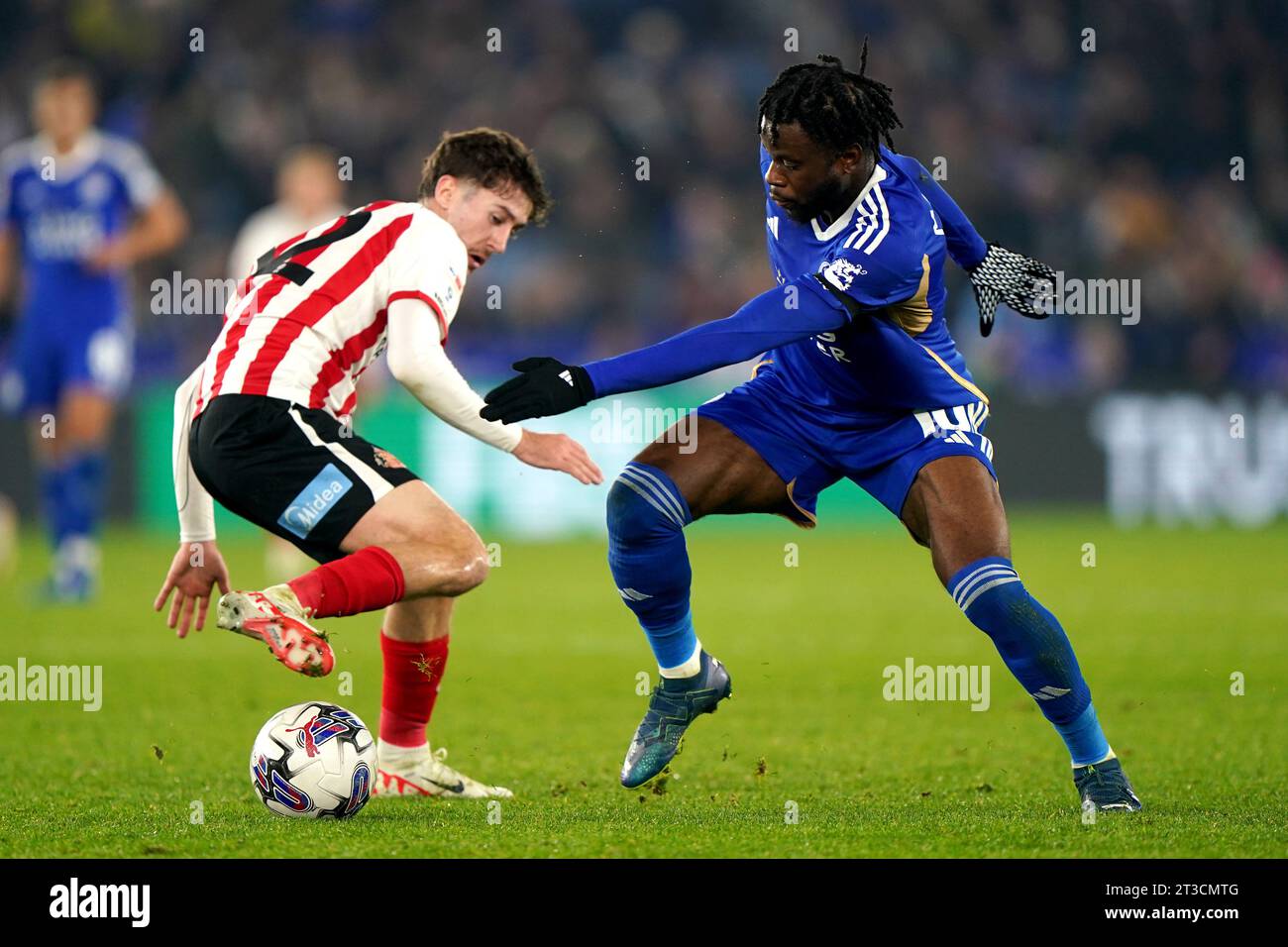 Leicester City's Stephy Mavididi (right) and Sunderland's Trai Hume ...