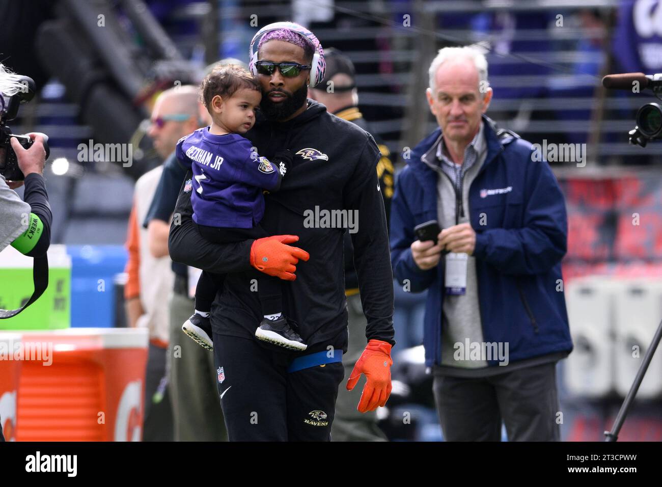 Baltimore Ravens wide receiver Odell Beckham Jr. (3) looks on before an ...