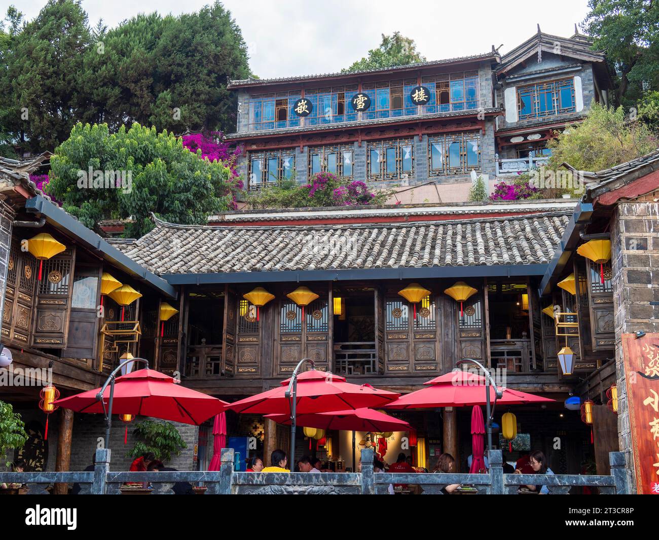 Restaurant in old Chinese wooden houses, historic old town of Lijiang ...