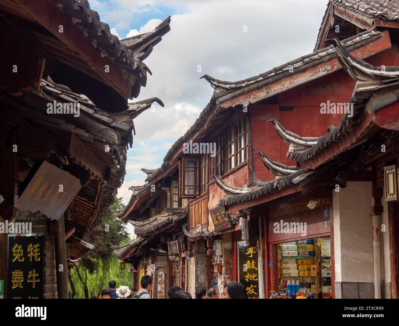 Alleys with old Chinese wooden houses and strolling passers-by ...