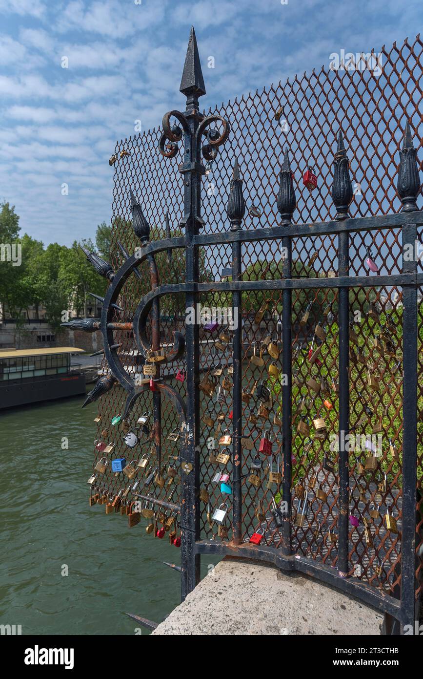 Love locks on a barrier on the Seine, Paris, France Stock Photo - Alamy