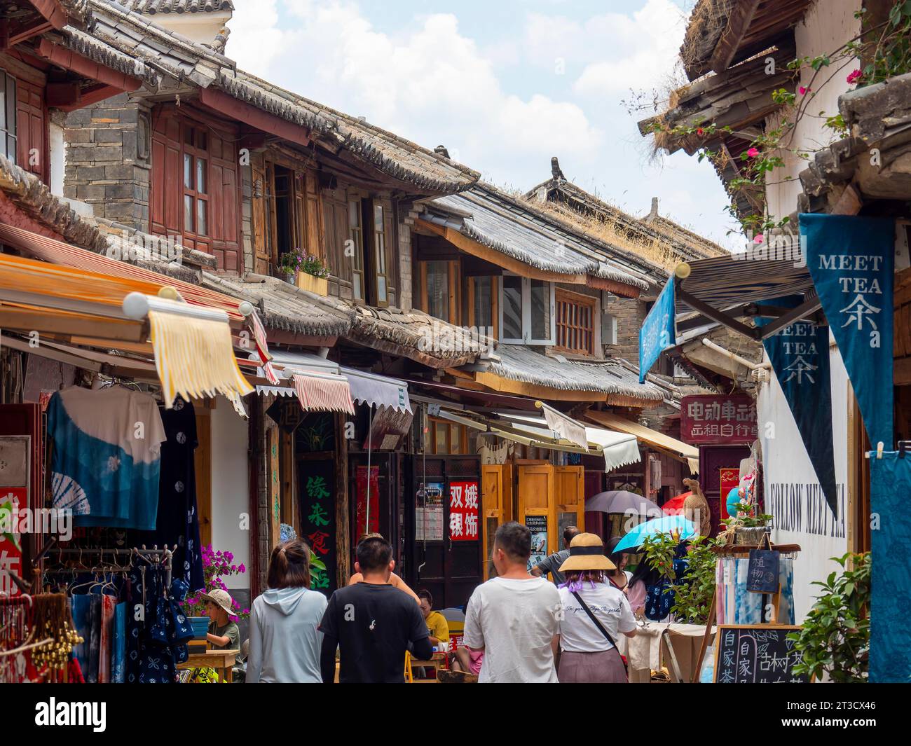 People stroll in alleys hi-res stock photography and images - Alamy