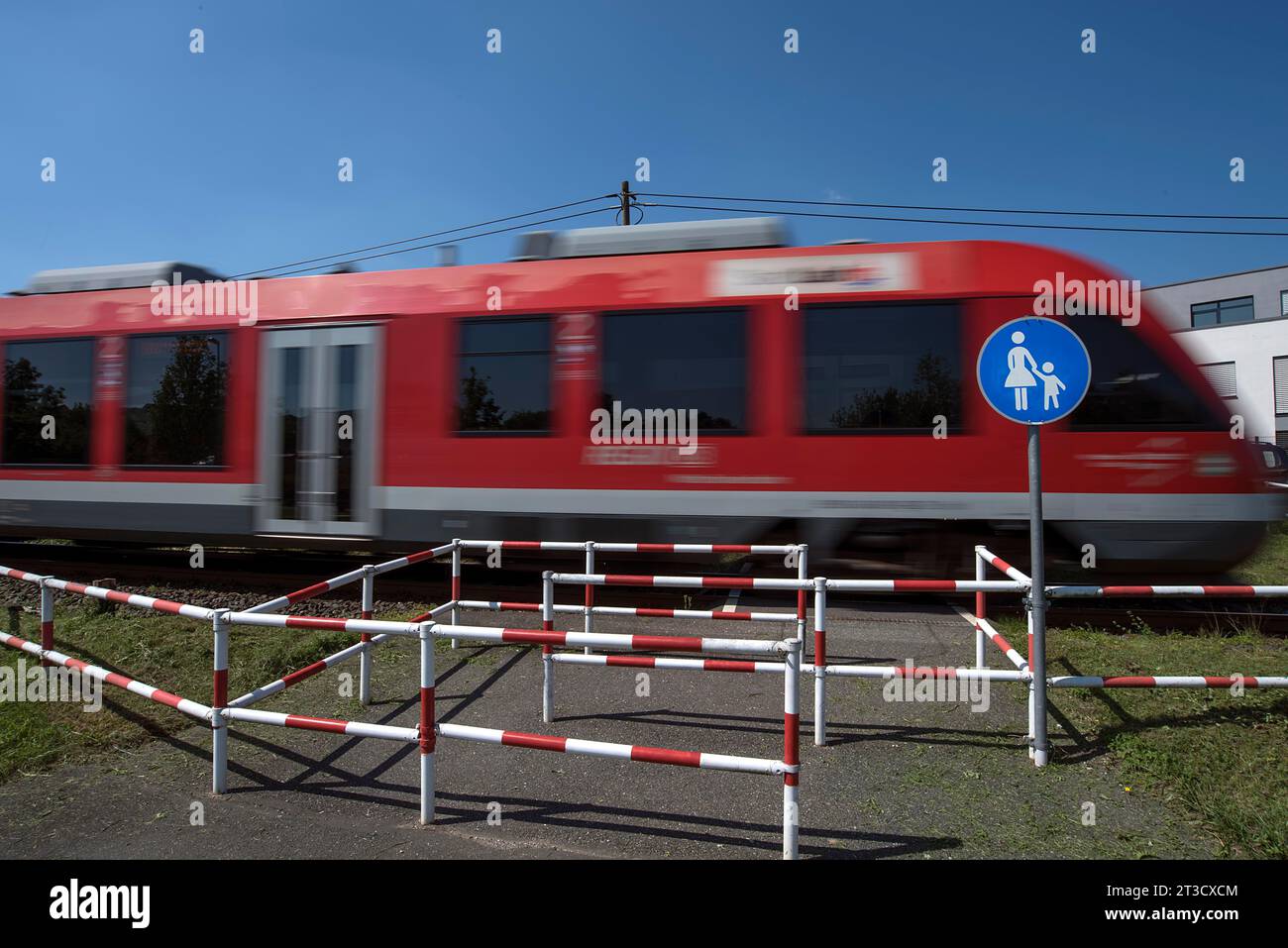 Unrestricted pedestrian level crossing, Graefenbergbahn in Eckental ...