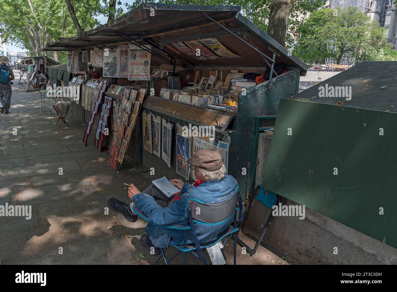 Paris france book stalls hi-res stock photography and images - Alamy