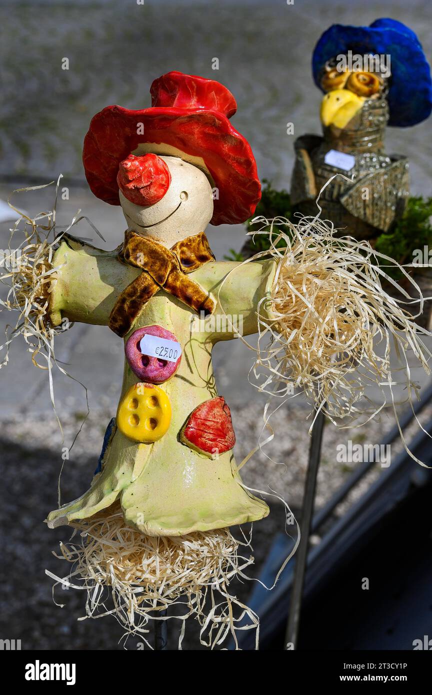 Ceramic figures at the pottery and arts and crafts market, Kempten ...
