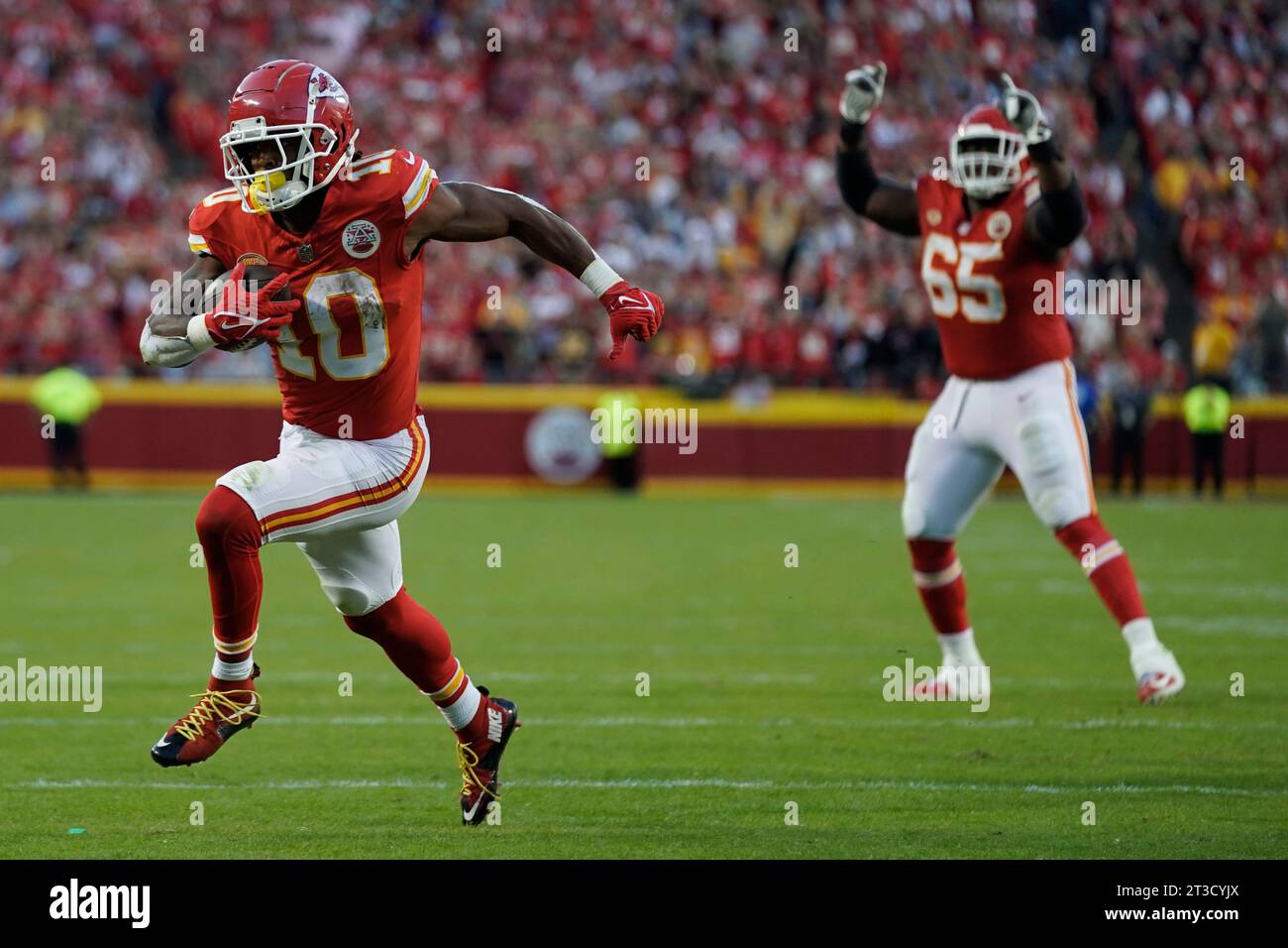 Kansas City Chiefs running back Isiah Pacheco (10) runs for a touchdown ...