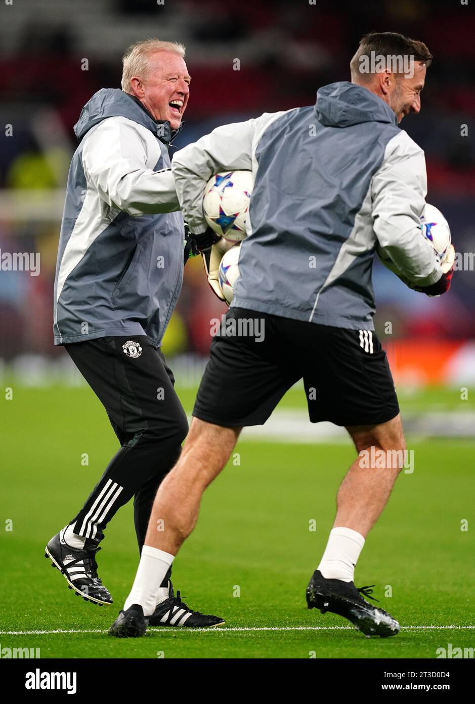 Manchester United assistant coach Steve McClaren (left) and goalkeeping ...