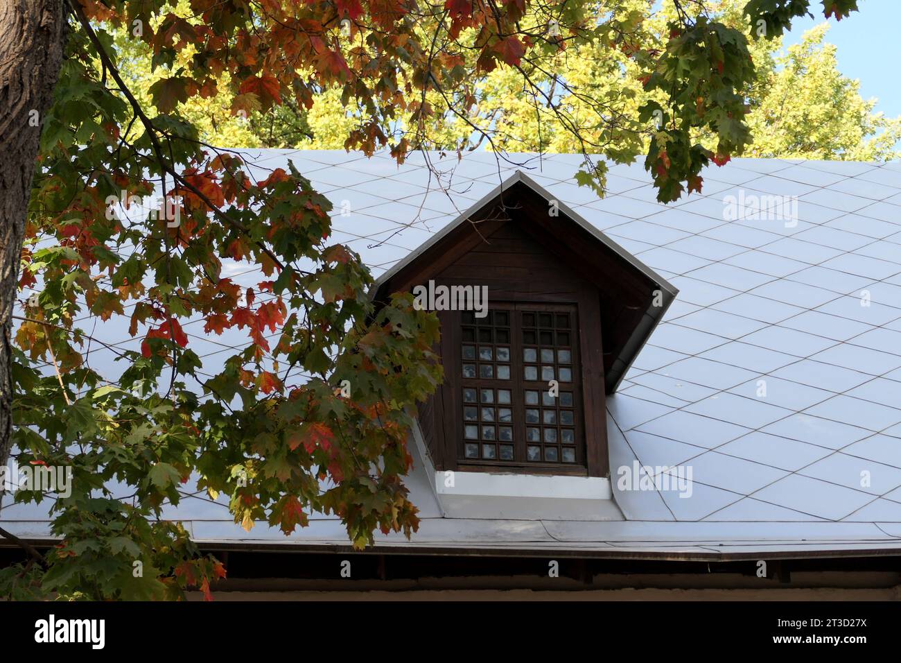 Old country wooden house rooftop hi-res stock photography and images ...