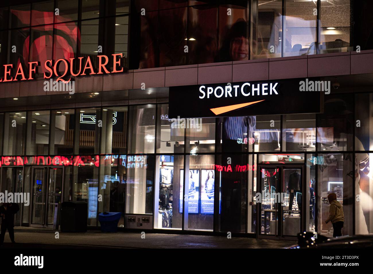 Sports chek building hi-res stock photography and images - Alamy