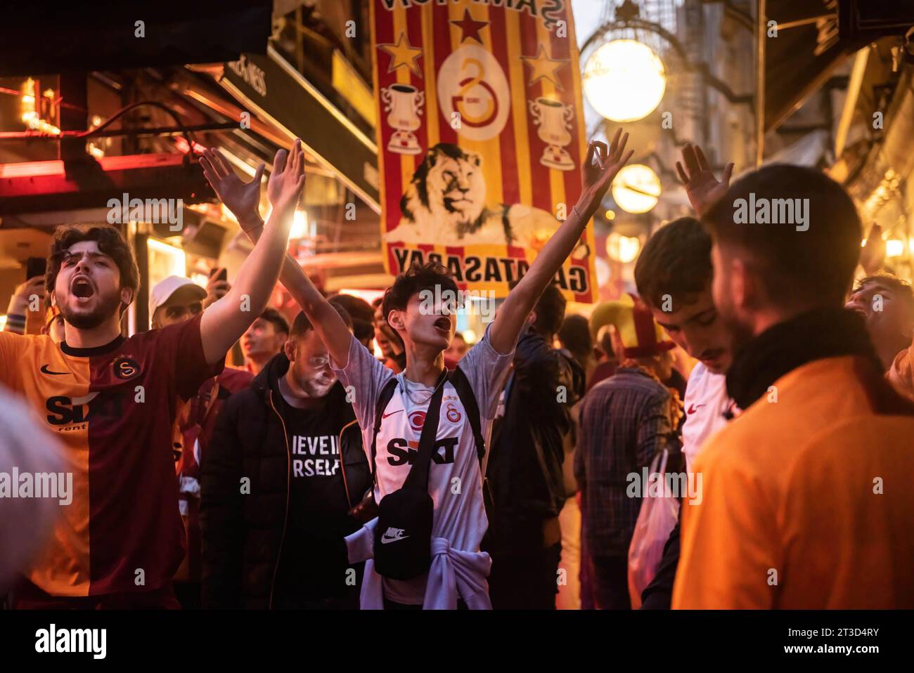 Galatasaray champions league fans hi-res stock photography and images ...