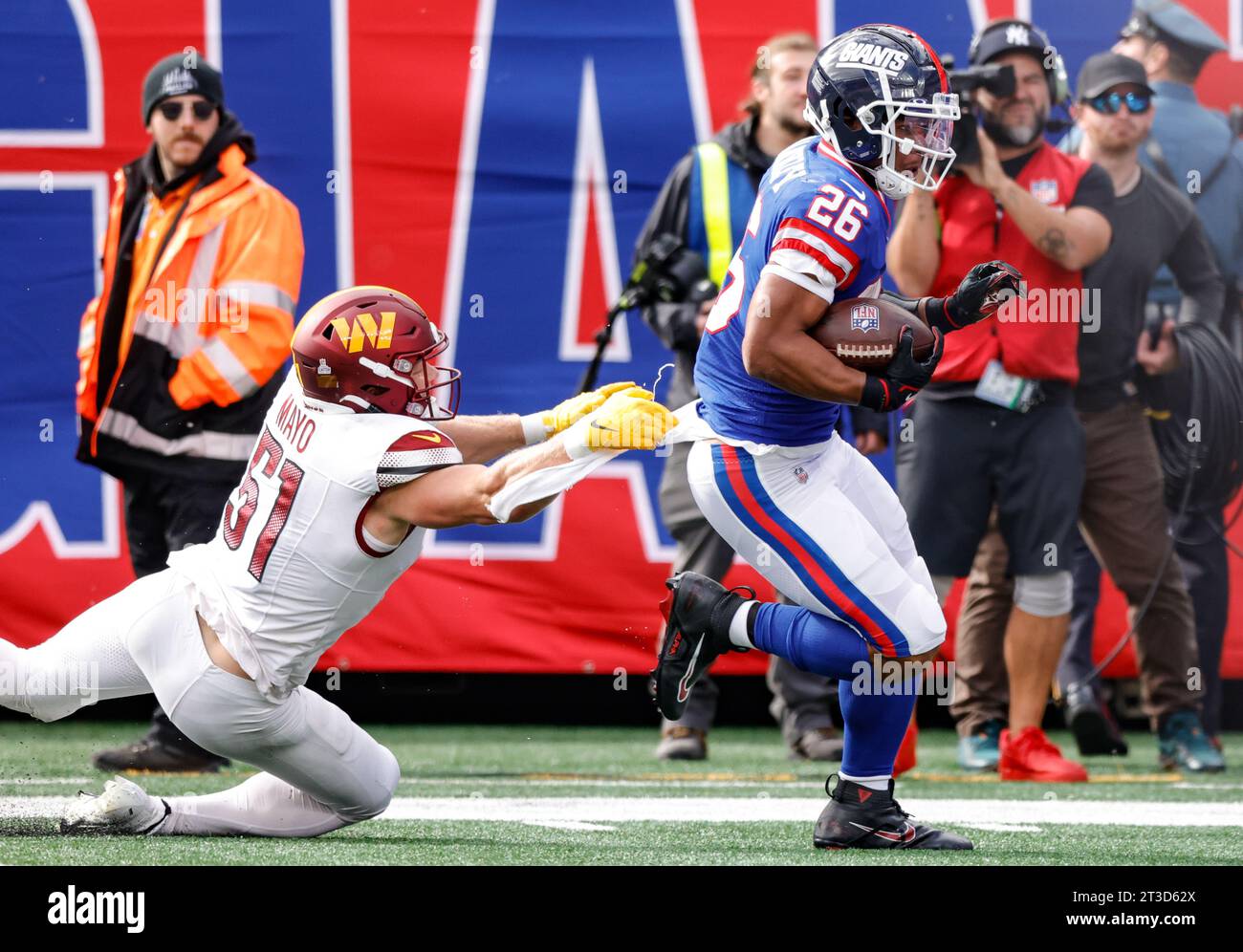 New York Giants running back Saquon Barkley (26) with the carry of the ...