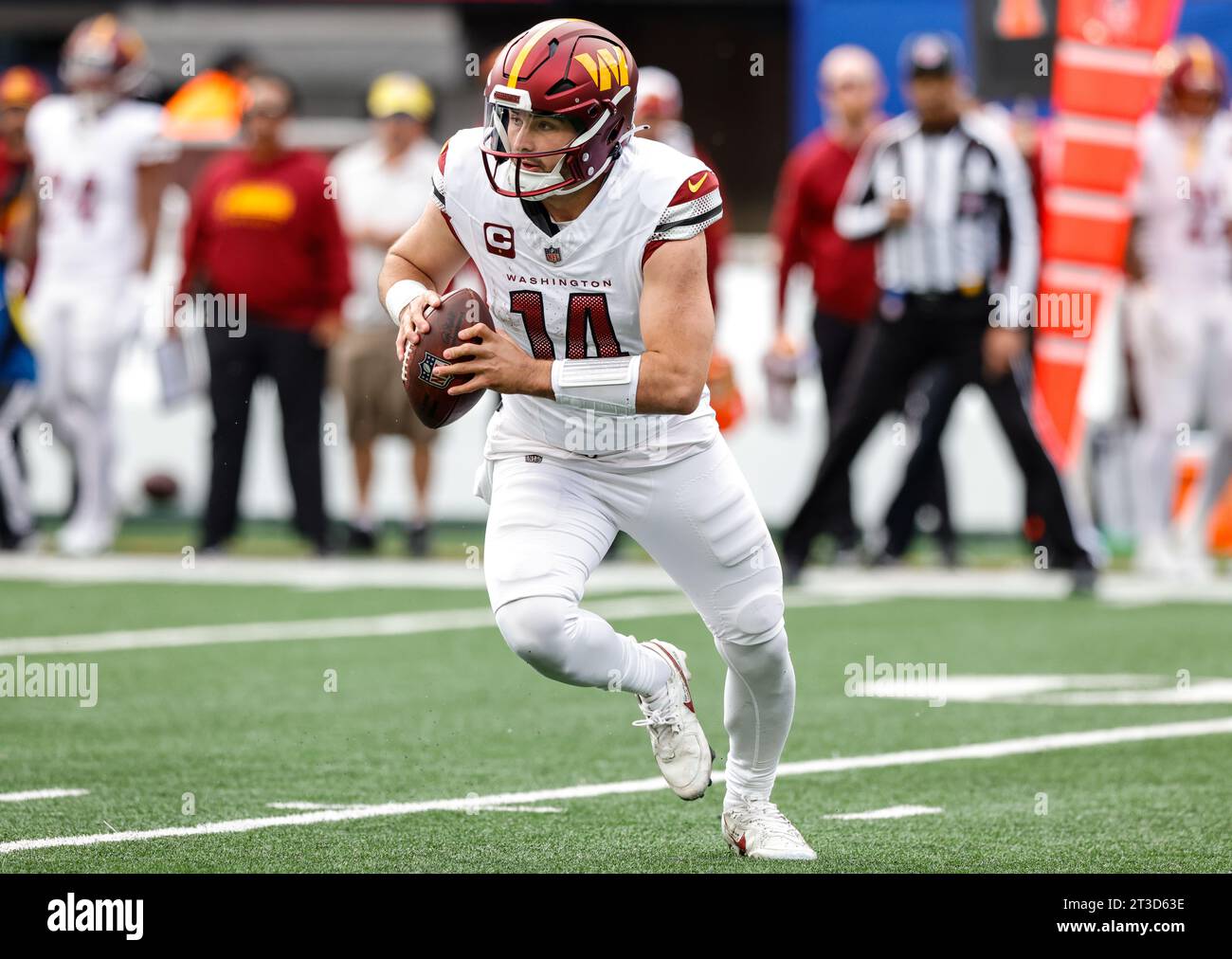 Against new york giants hi-res stock photography and images - Alamy