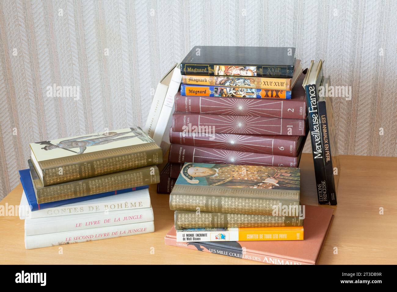 Old encyclopedias from the 70s Stock Photo - Alamy