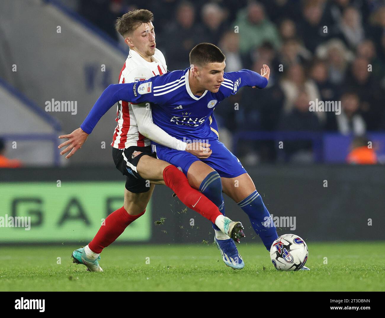 Leicester, UK. 24th Oct, 2023. Dan Neil of Sunderland (L)challenges ...