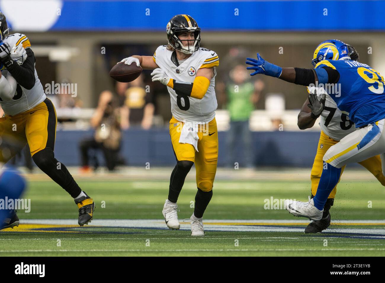 Pittsburgh Steelers quarterback Kenny Pickett (8) throws a pass during ...