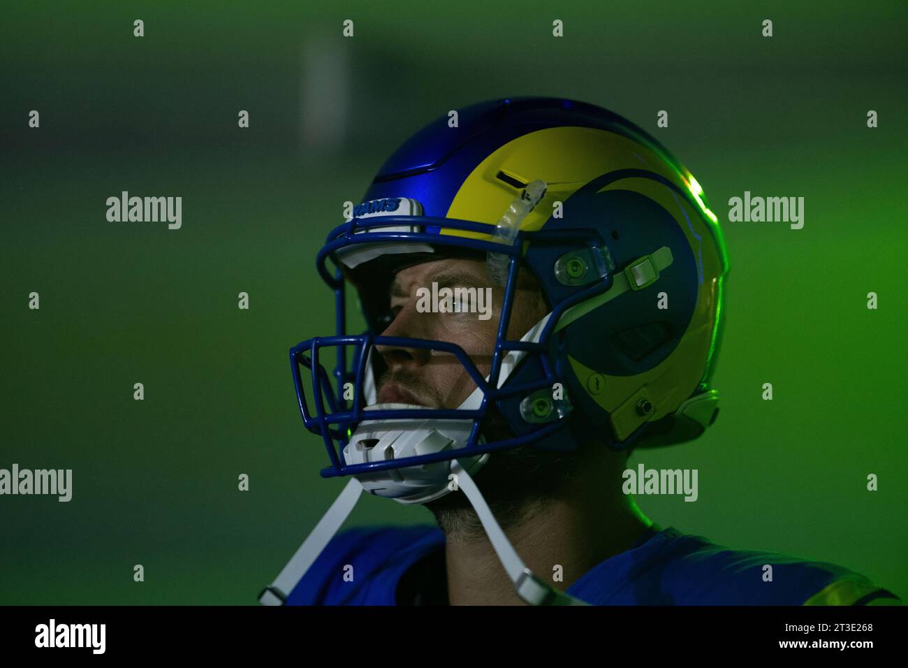 Los Angeles Rams quarterback Matthew Stafford (9) waits to take the ...