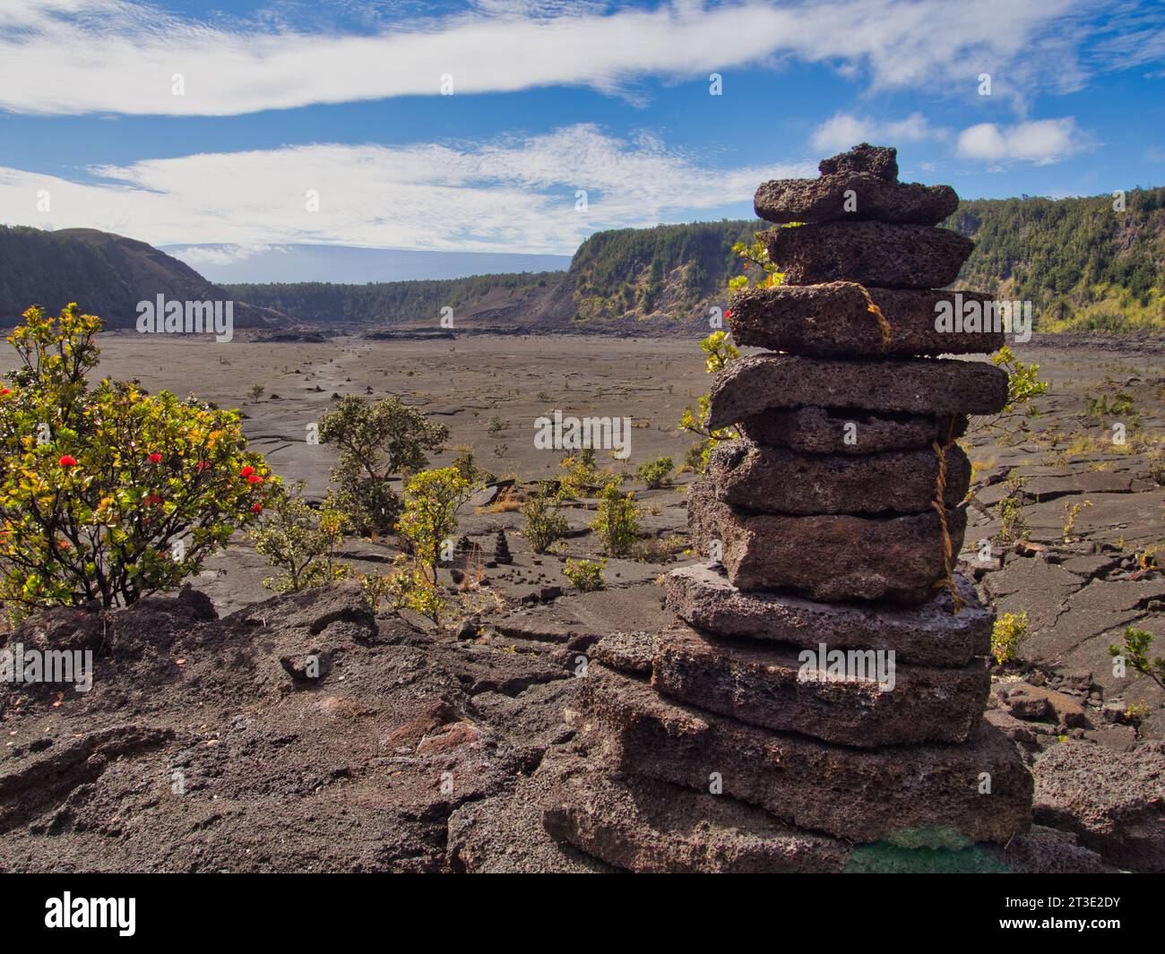 Stone cairn trail markerat Volcanoes National Park, Big Island, Hawaii ...