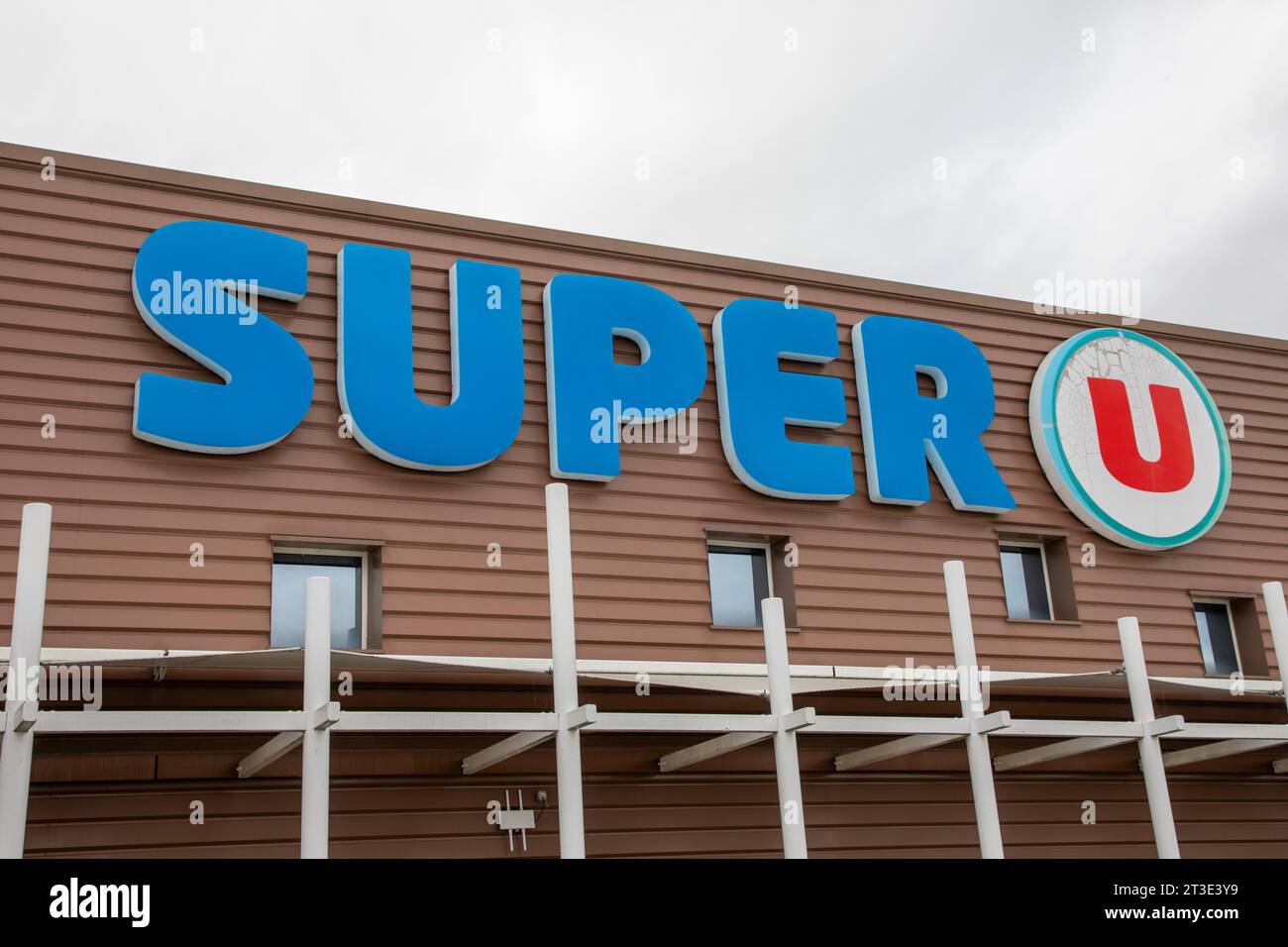 Super u logo hi-res stock photography and images - Alamy