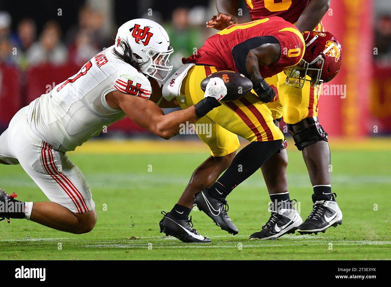 LOS ANGELES, CA - OCTOBER 21: Utah Utes defensive end Van Fillinger ...