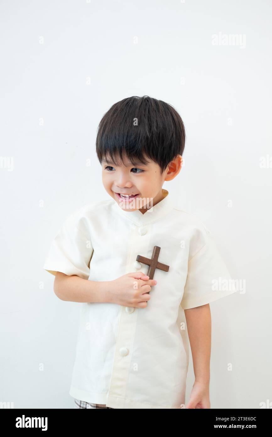 Child praying cross hi-res stock photography and images - Alamy