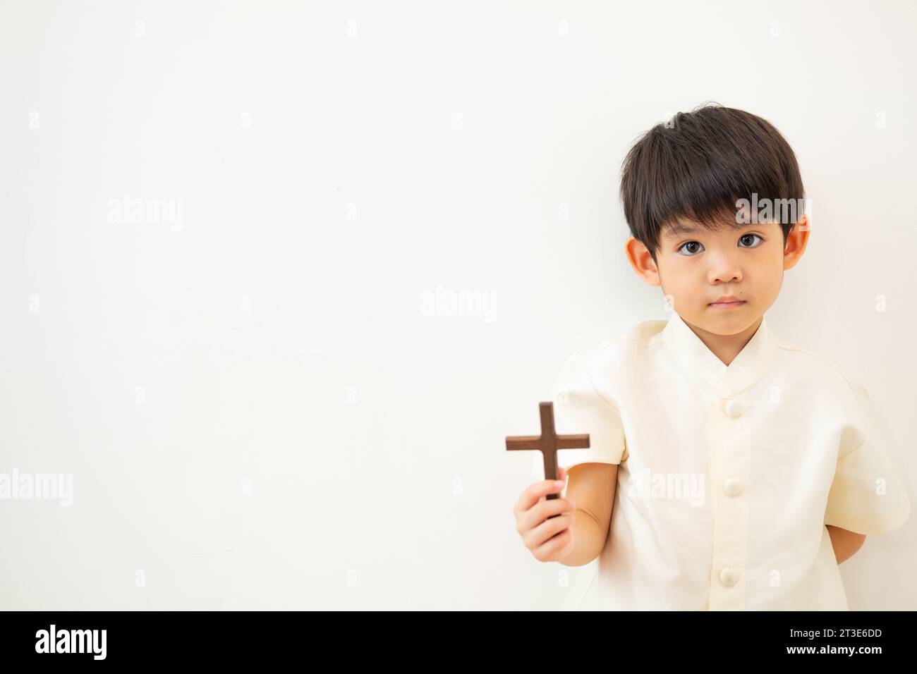 Child praying cross hi-res stock photography and images - Alamy