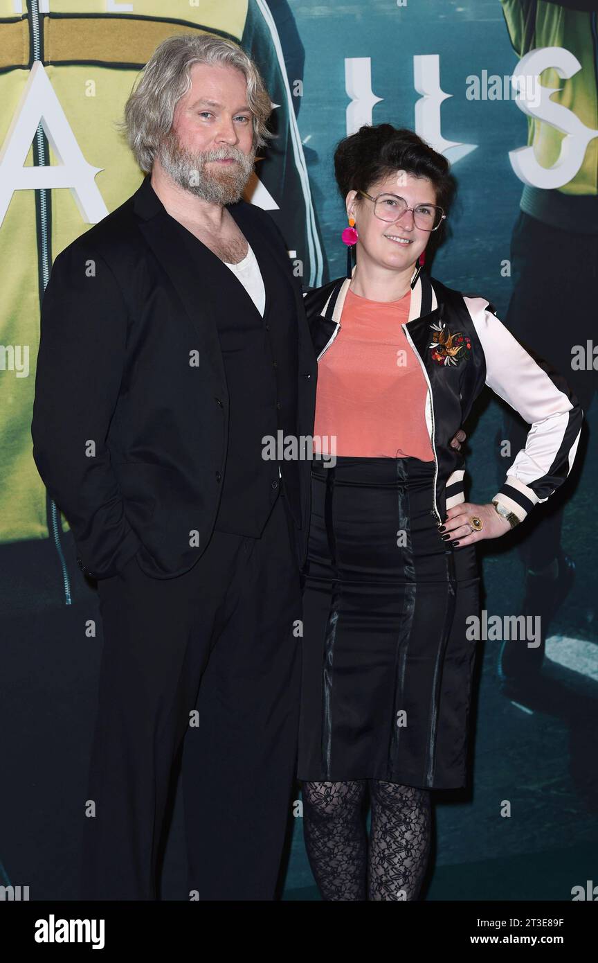 Lukas Loughran mit Begleitung bei der Premiere des 2. Staffel der Sky ...