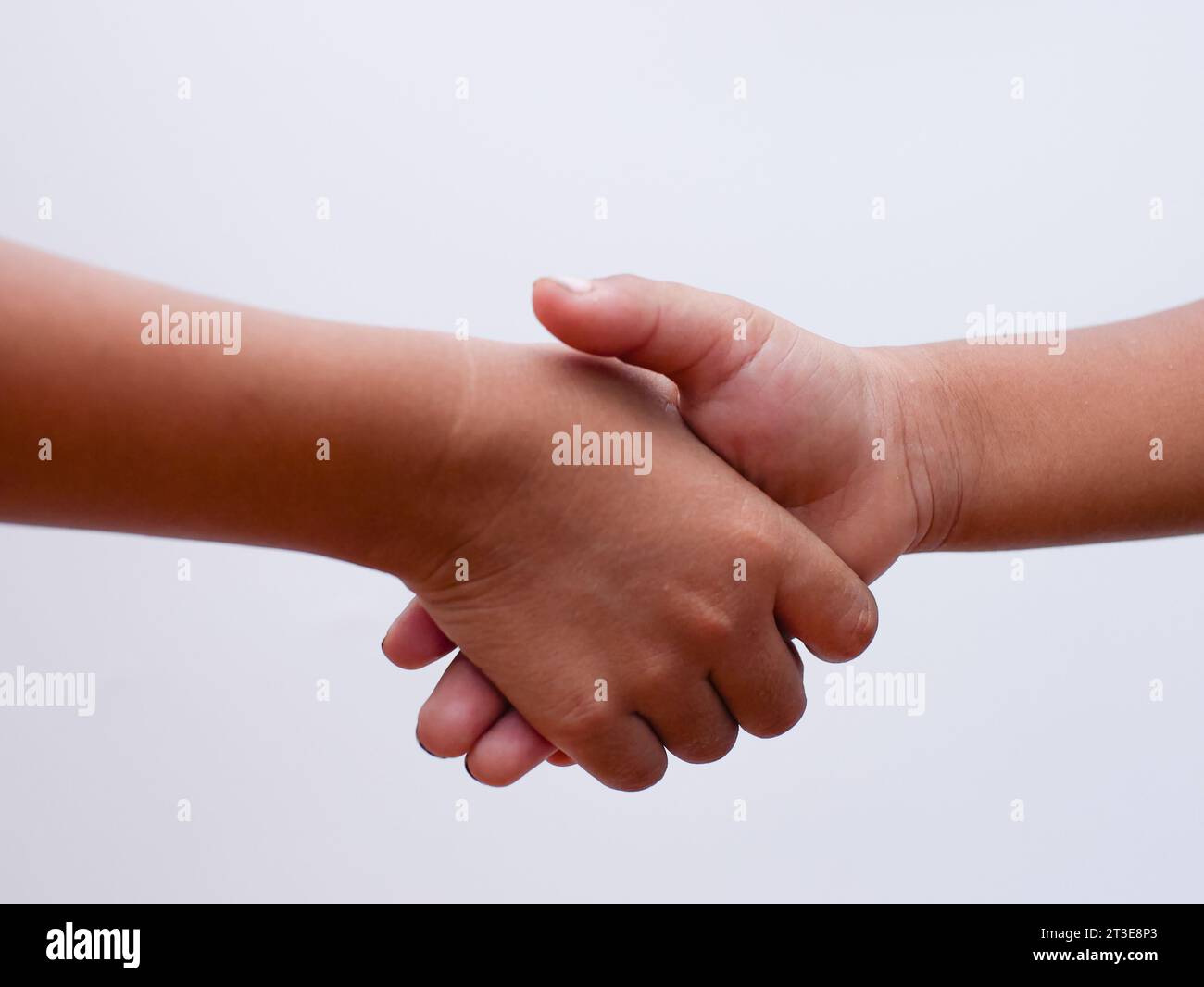 Children shaking hands hi-res stock photography and images - Alamy