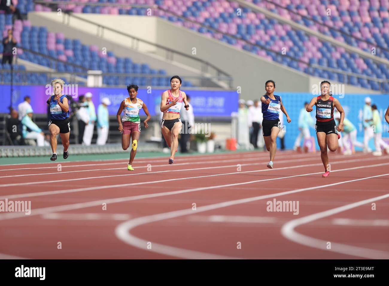 Hangzhou, China's Zhejiang Province. 25th Oct, 2023. Li Lu (C) of China ...