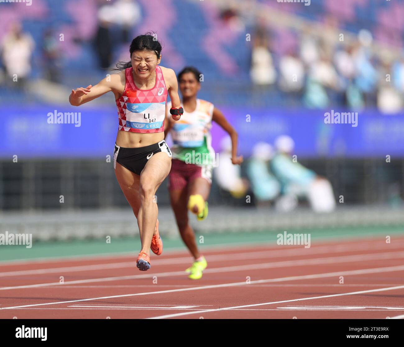 Hangzhou, China's Zhejiang Province. 25th Oct, 2023. Li Lu (front) of ...