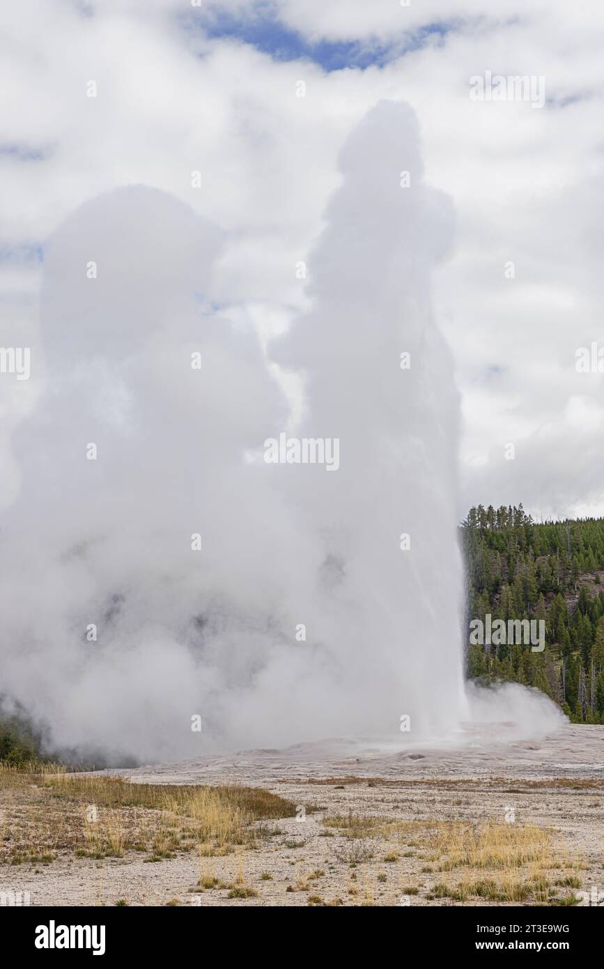 Yellowstone super volcano erupting hi-res stock photography and images ...