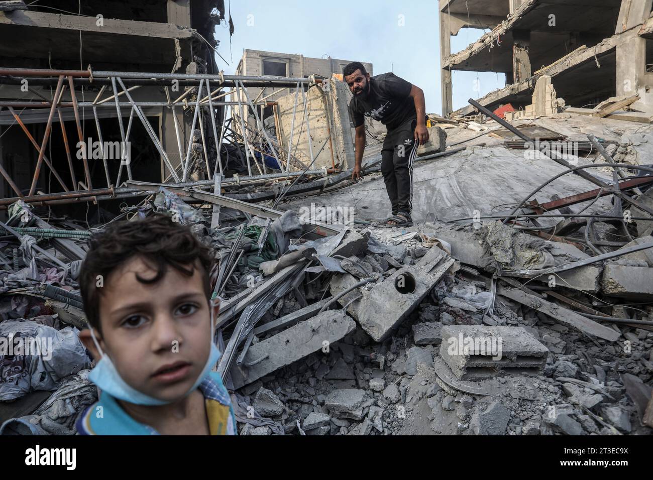 Rafah, Palestinian Territories. 25th Oct, 2023. Palestinians inspect ...