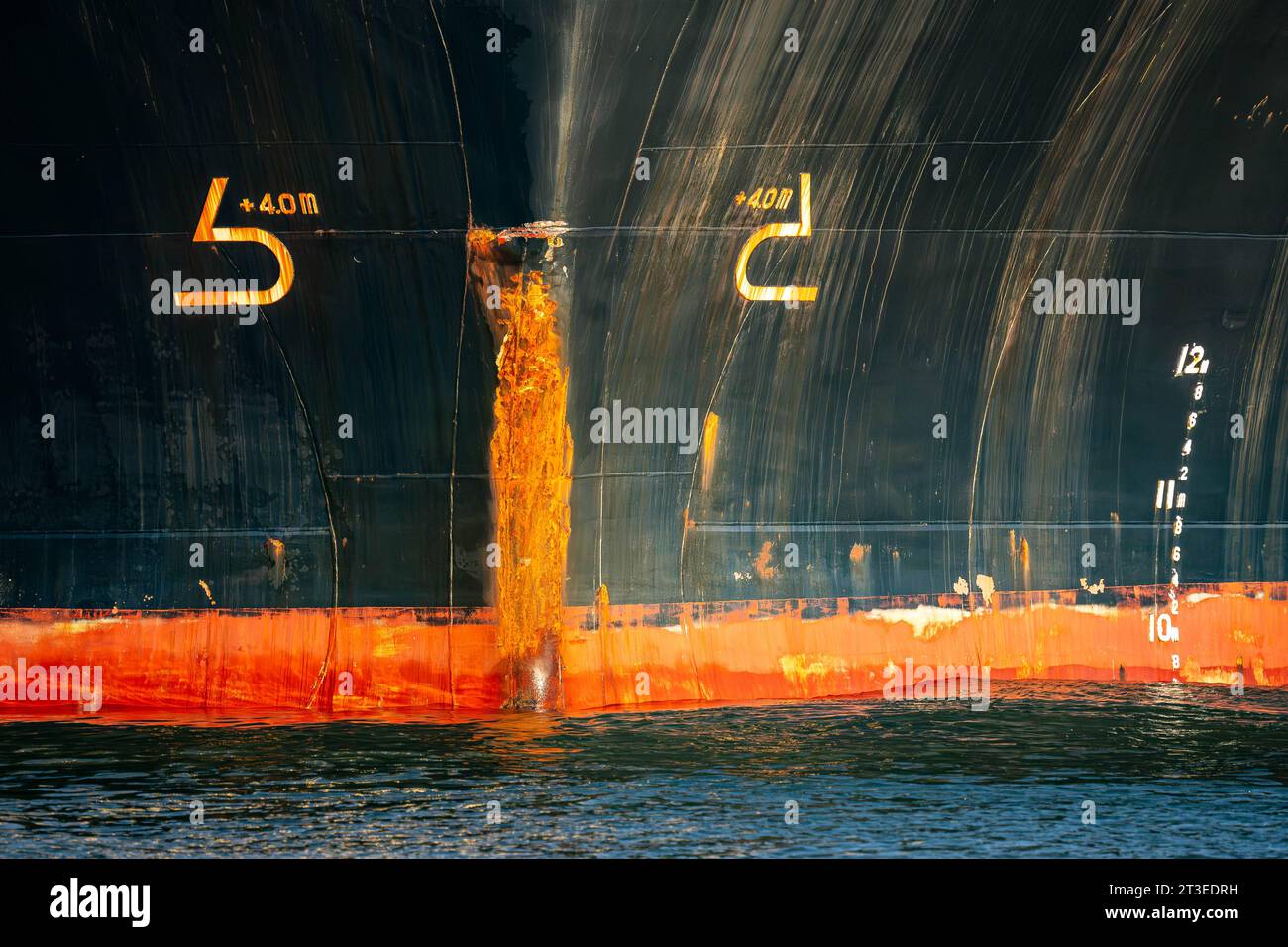 Cuxhaven, Germany. 25th Oct, 2023. The hull of the cargo ship "Polesie ...