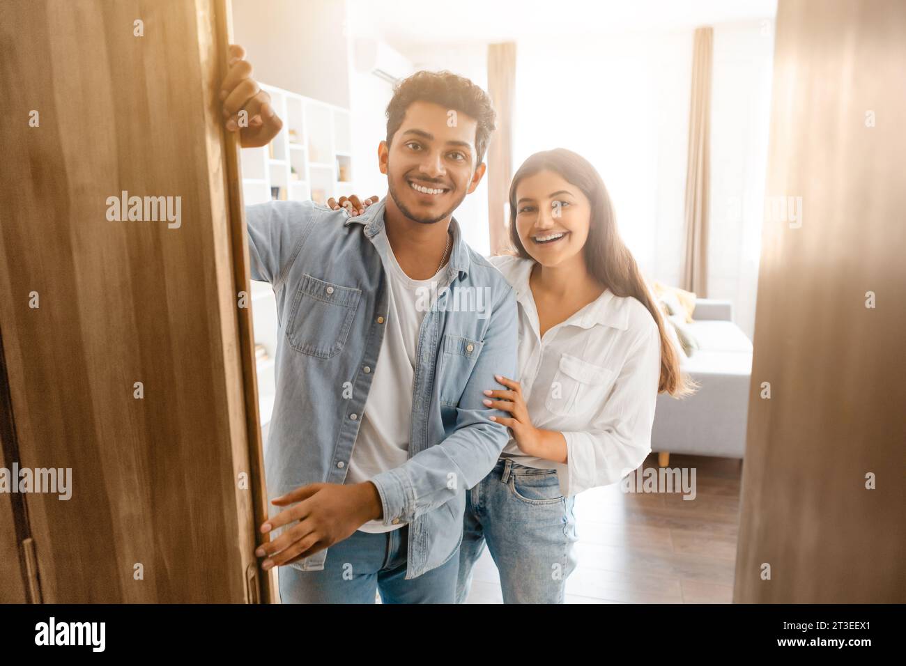 Inviting guests house door hi-res stock photography and images - Alamy