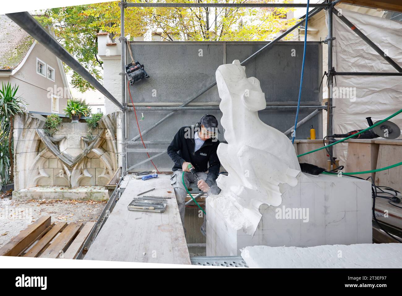 Regensburg, Germany. 24th Oct, 2023. Stonemason Benjamin Klein works on ...