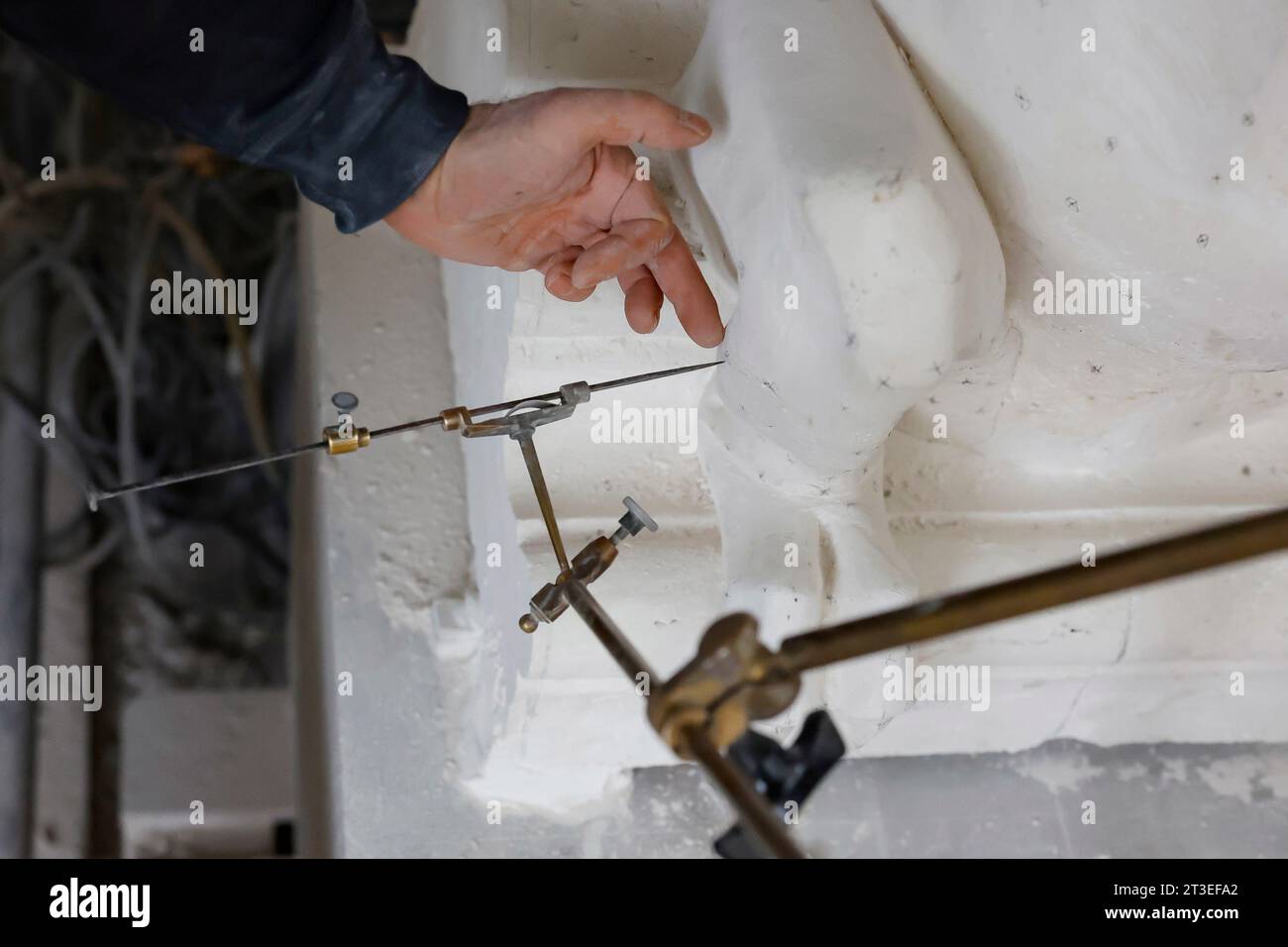 Regensburg, Germany. 24th Oct, 2023. Using a measuring tip, stonemason ...