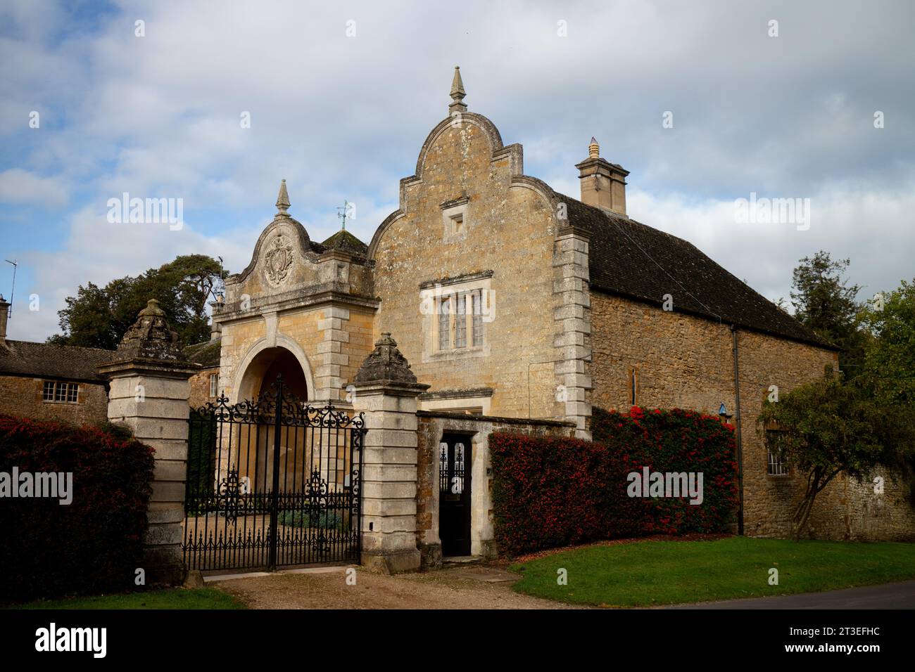 Sandford Park gates, Sandford St. Martin, Oxfordshire, England, UK ...