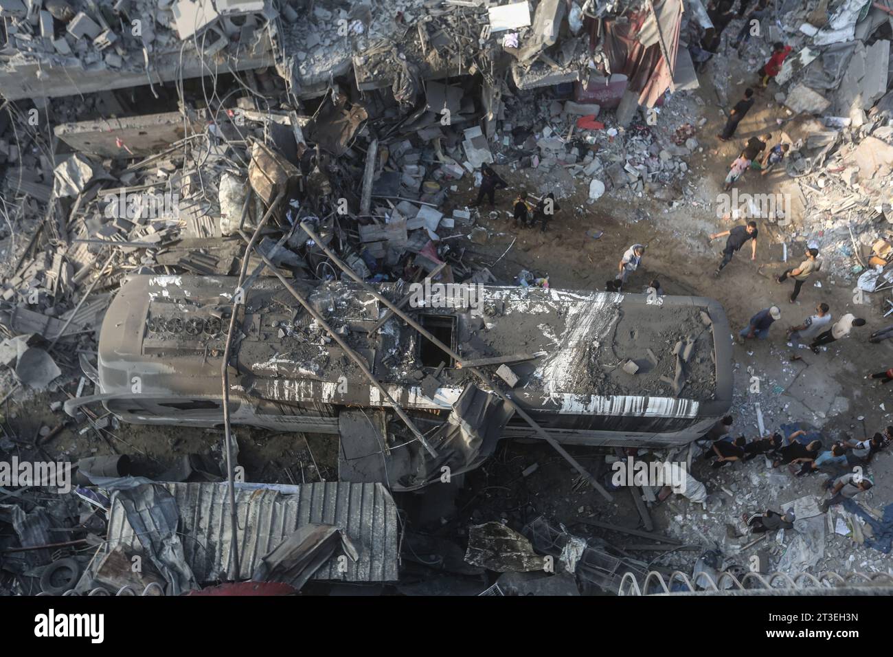 Khan Yunis, Palestinian Territories. 25th Oct, 2023. Palestinians ...