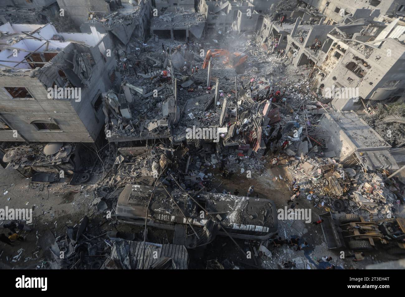 Khan Yunis, Palestinian Territories. 25th Oct, 2023. An excavator ...